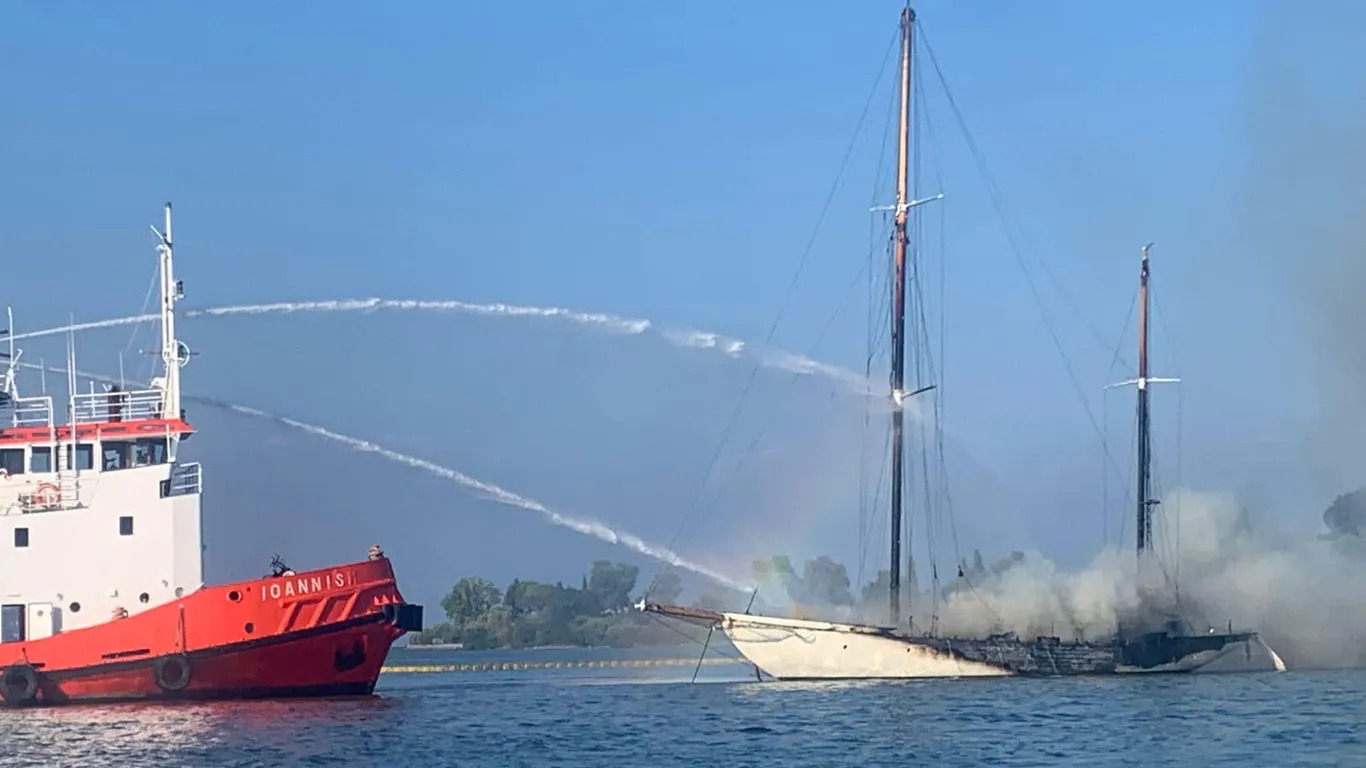 Un nuovo incendio ha colpito uno storico yacht di 29 metri a Corfù ...