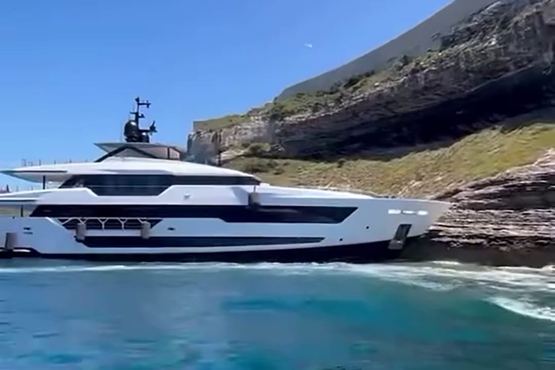 Il nuovissimo superyacht Lady Dia contro gli scogli a Bonifacio forse ...