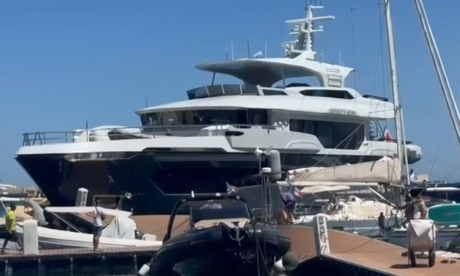A Palermo yacht di 35 metri travolge due barche e finisce contro la ...