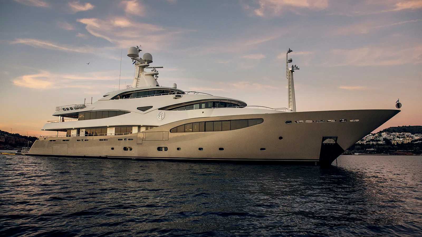 CRN's 60-meter Light Holic sold - SuperYacht24