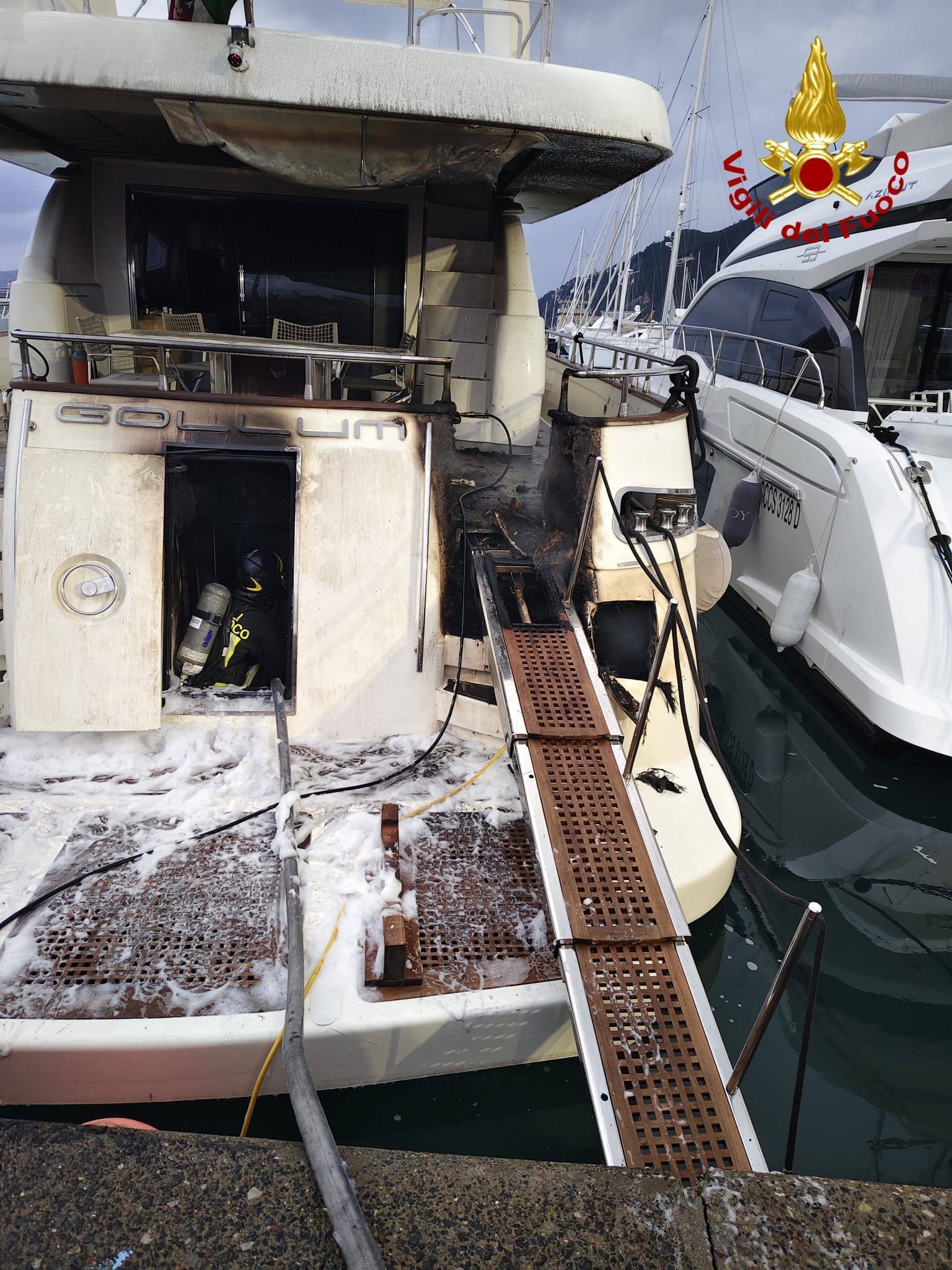 A Canados 72 catches fire in Chiavari harbor - SuperYacht24